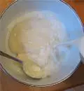 Sos memasak untuk graulties, campurkan krim masam dan susu, tambah bawang putih