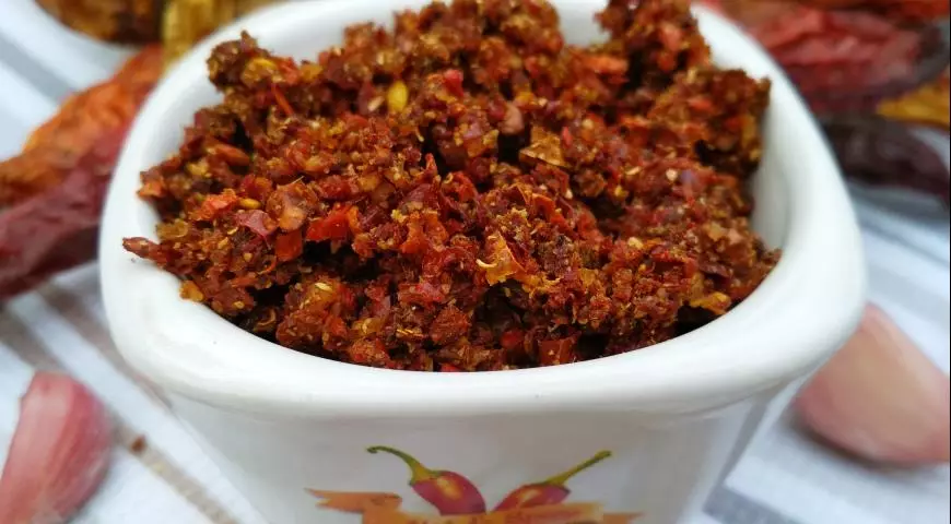 Megrelskaya ಡ್ರೈ Adzika