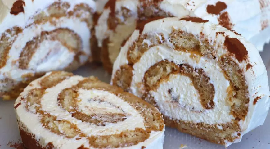 Ohne Eiern und ohne Backen! Dessert Tiramisu ohne Eier in Form einer Rolle gerade und schnell