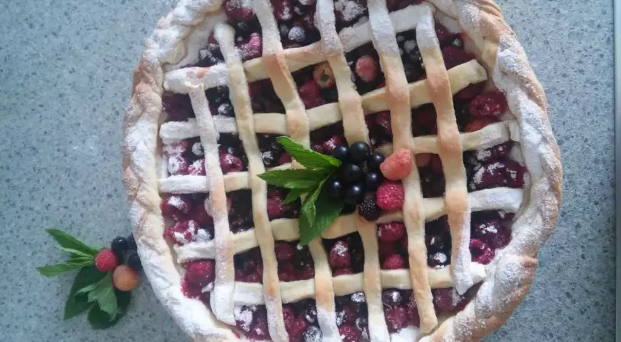 Horneamos pastel con bayas de masa de arena.