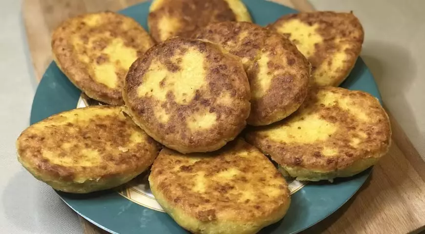 Corn meel cakes met sulguani kaas chvashtar