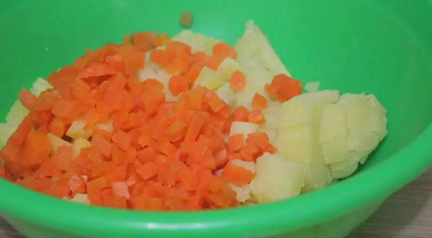 切土豆和胡萝卜立方体