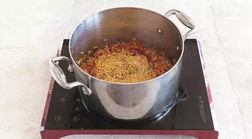 Foto della preparazione della ricetta: Pilaw dal bulgur con pomodori e cecitrici in turco, punto numero 2