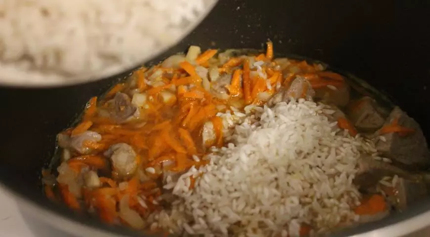 Ibahagi ang inihanda para sa mga ingredients ng PLOV sa mangkok ng multivarka