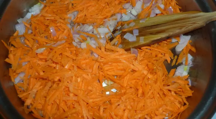 ससा सह लुका गाजर जोडा आणि तळणे सुरू ठेवा