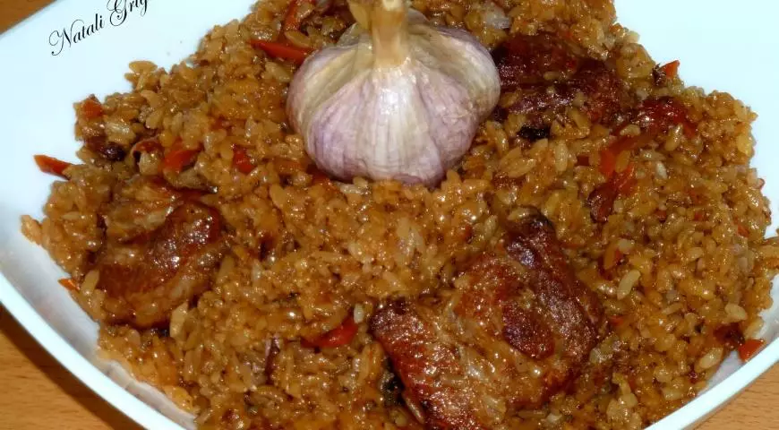 Pilaf dengan rusuk daging babi