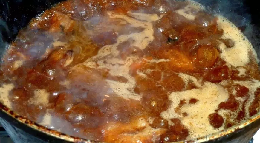 Tuang daging karo sayuran sing nggodhok banyu kanggo masak