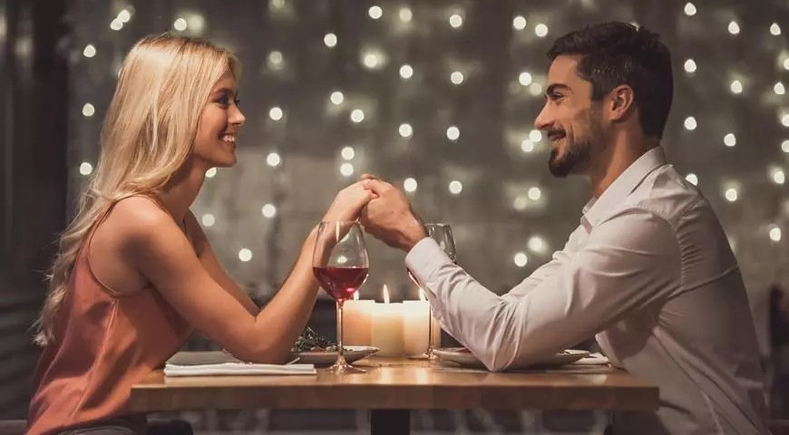 Uomo e donna dietro una cena manica