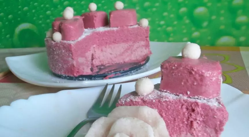 Pink ice cream cake from seedlings (Raw) decorated at will