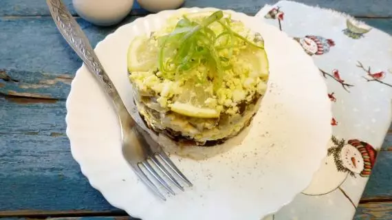 Salade mei champignons, rys en sâlt komkommers, stap-by-stap-resept mei foto's