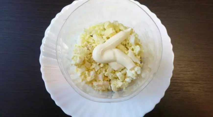 Grated yumurta və mayonez qoymaq