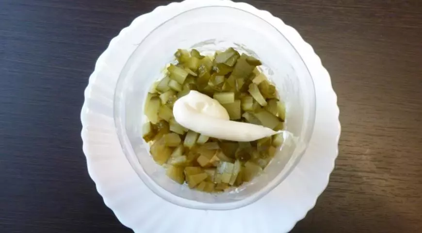 La dernière couche de concombre salé finement hachée, mayonnaise, décorer au goût