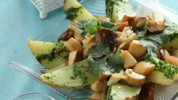 Ierdappel salade mei champignons en bakte knoflook, stap-by-stap resept mei foto's