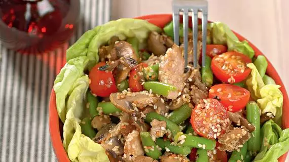 Salad anget nganggo kacang lan daging babi, resep langkah-langkah kanthi foto