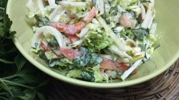 Salad Lenten dengan resep cumi-cumi, langkah demi langkah dengan foto