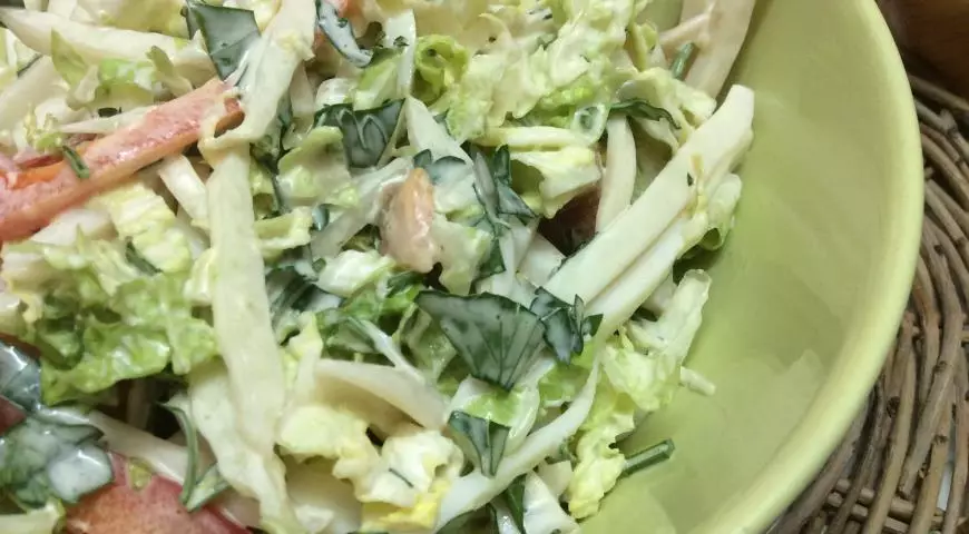 Cozinhar uma salada magra com lula