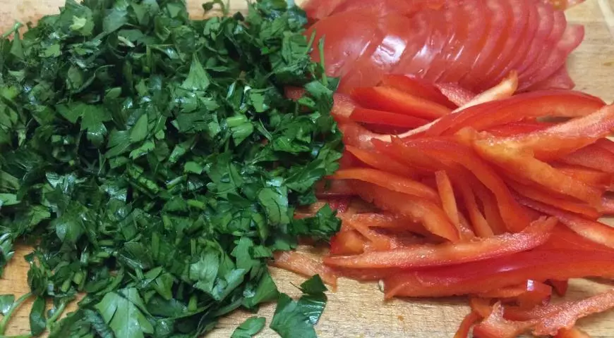 Cortar legumes para salada magra com lula