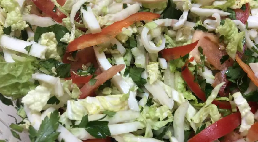 Біз салаттың барлық ингредиенттерін араластырамыз және жанармай қосыңыз