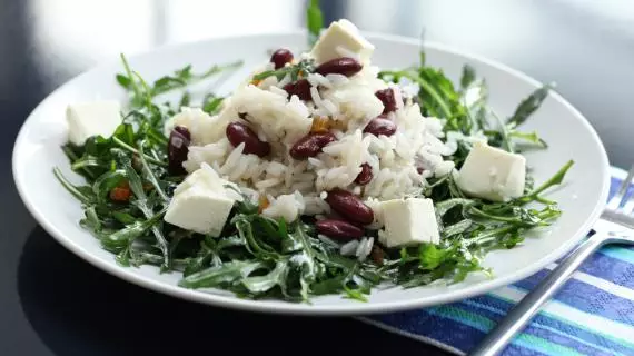 Topla salata od riže s grahom i kozjim sirom, korak-po-korak recept s fotografijama