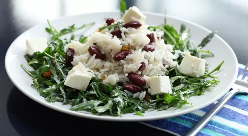 Salad beras panas dengan kacang dan keju kambing