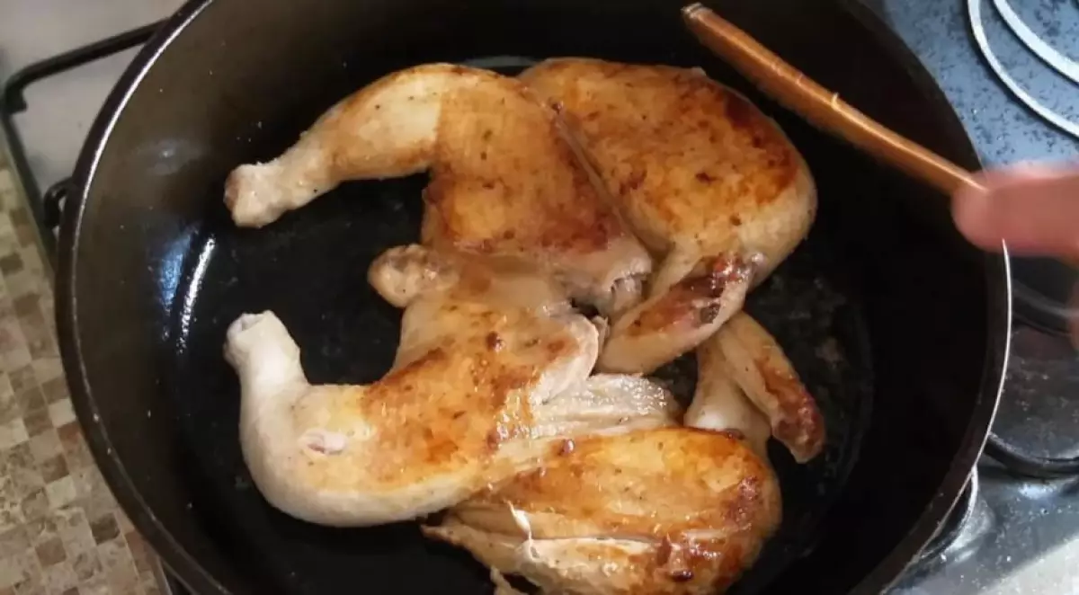 Ang resipe sa Stock Foto Cooking: Tapik sa Chicken ug manok nga manok, lakang nga numero 5