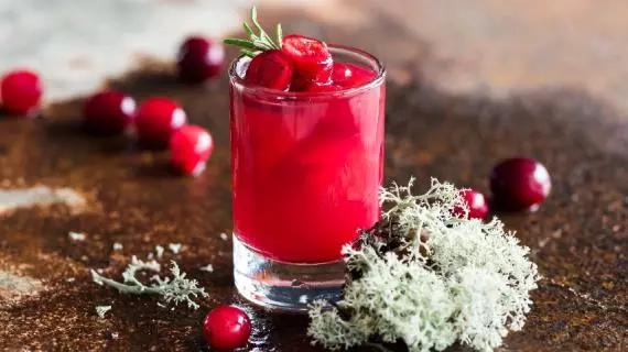 Рӯзаи коктейл "Cranberry ва Vodka", дорухат қадам бо аксҳо