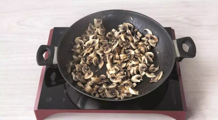 Ruddy kabuğuna sarımsaklı kızartma champignons