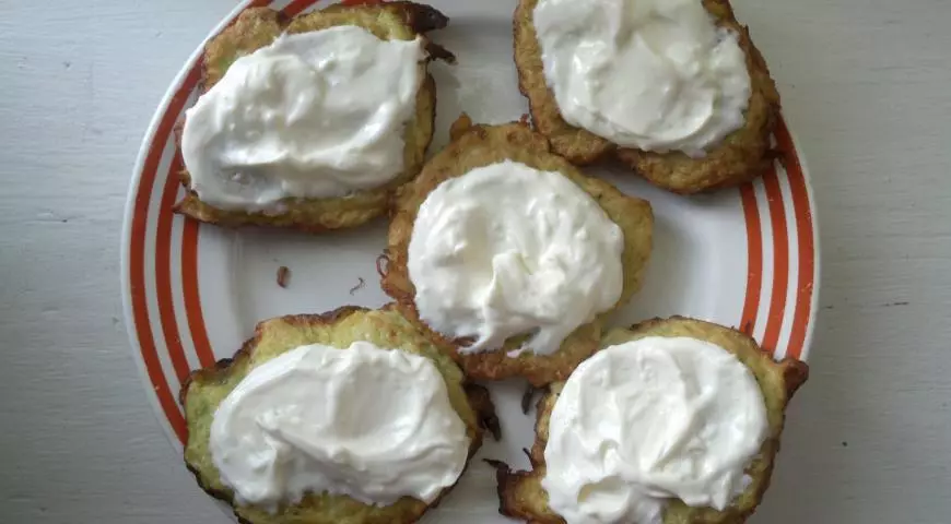 Recepta de cuina fotogràfica: bunyols de carbassó amb salsa de crema agra, pas número 9