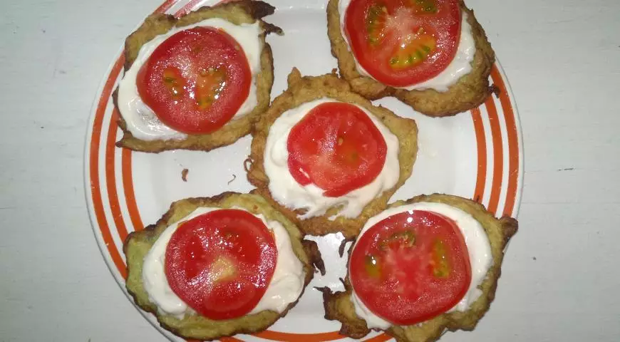 Foto de uma receita: bolinhos de abobrinha com molho de creme azedo, passo №11