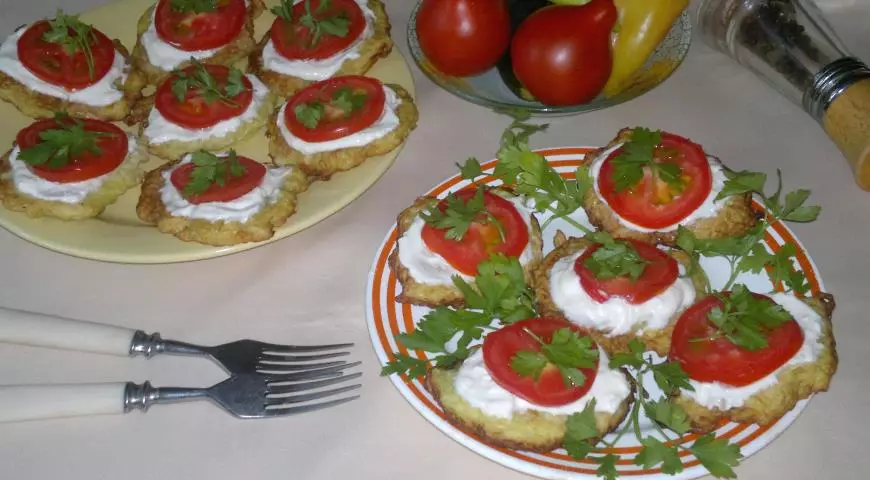 Estoque foto cozinhar receita: frittores de abobrinha com molho de creme azedo, passo número 12