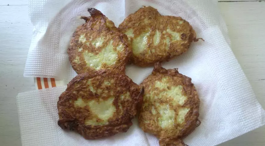 Ang resipe sa Stock Foto Pagluto: Fritters gikan sa zucchini nga adunay sour sarsa nga cream, lakang nga numero 7