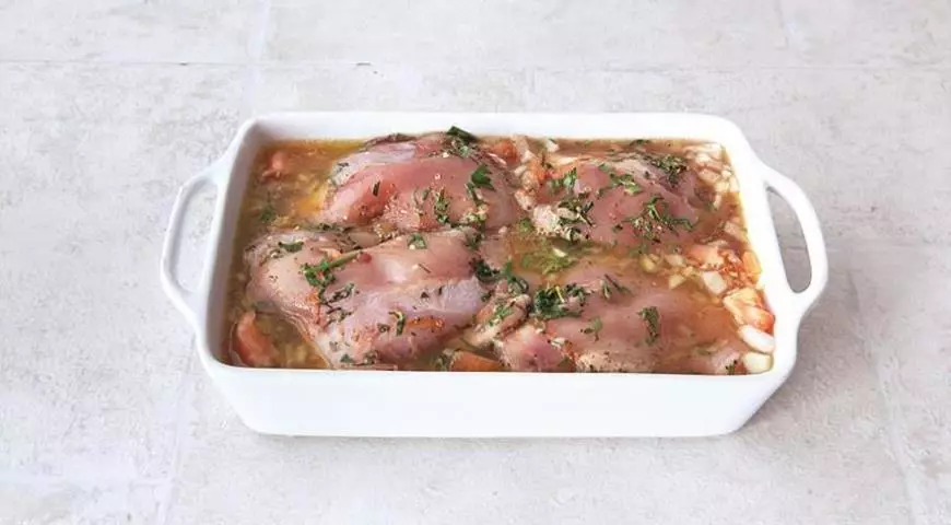 Stock Foto Recette de cuisson: poulet cuit au four avec riz et tomates, pas №4