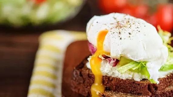 Sandwich fuq ħobż qamħ bil-ġobon cottage, taħlita-insalata u bajd Pashota, riċetta pass pass ma 'ritratti