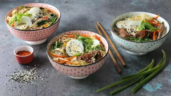 Ramen s pikantno svinjino, recept za korakom s fotografijami