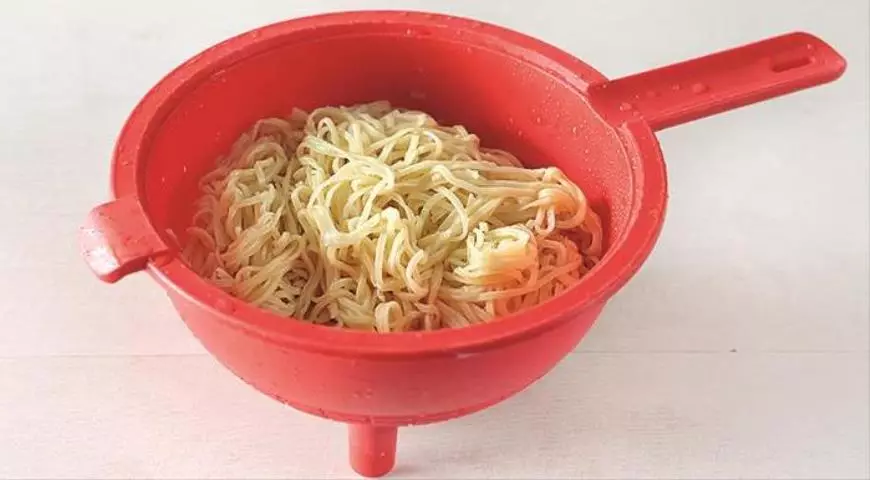 Stokda pishirish retsepti: achchiq cho'chqali ramen, 5-qadam