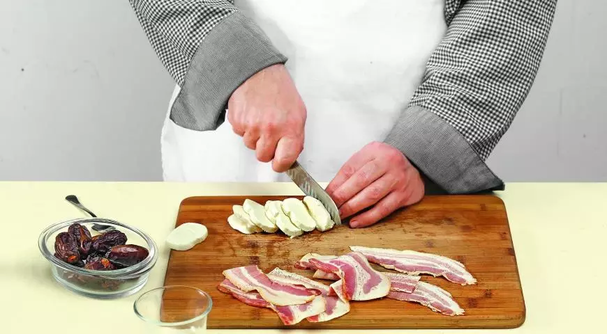 Stockfoto Koken recept: Datums met kaas en bacon, stap nummer 1