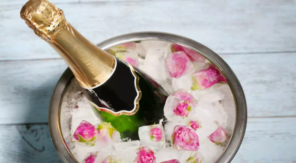 Champagne with ice