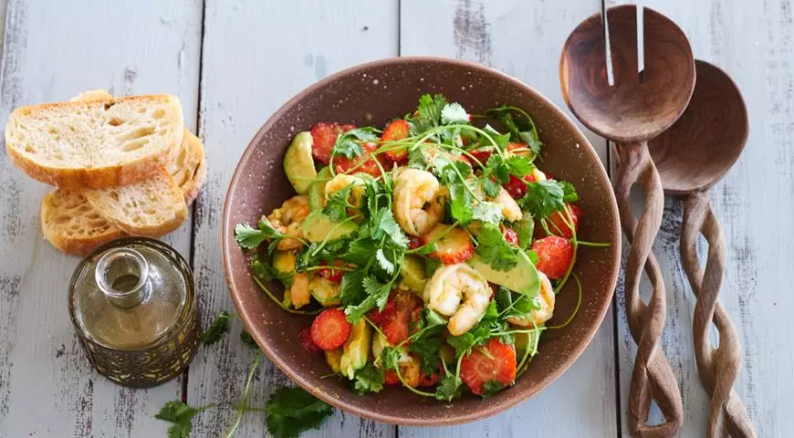 Salad dengan udang, alpukat dan stroberi