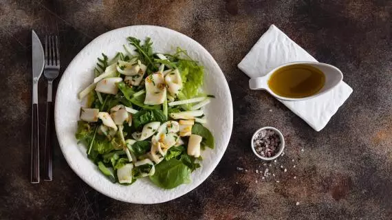 Varm salat med blæksprutter og æbler, trin for trin opskrift med fotos