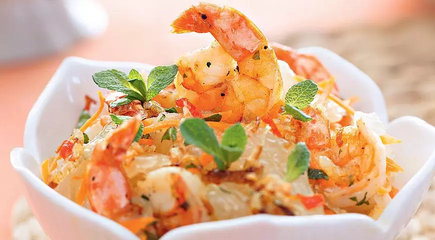 Ensalada de Pomelo con zanahorias y camarones.