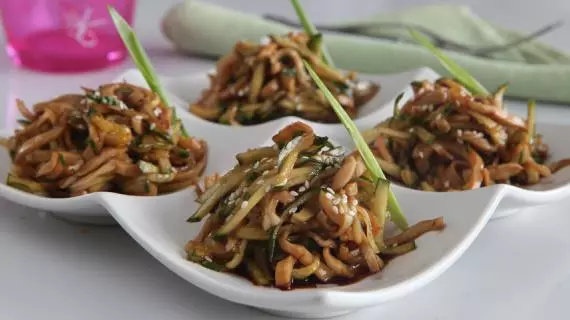 SQUID-Salat mit Gurken, Schritt-für-Schritt-Rezept mit Fotos