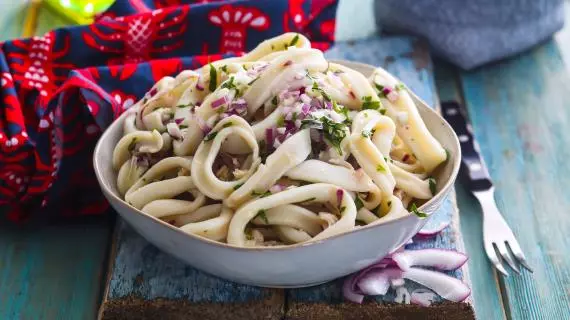 Squid salat með Tataríska boga, skref fyrir skref uppskrift með myndum