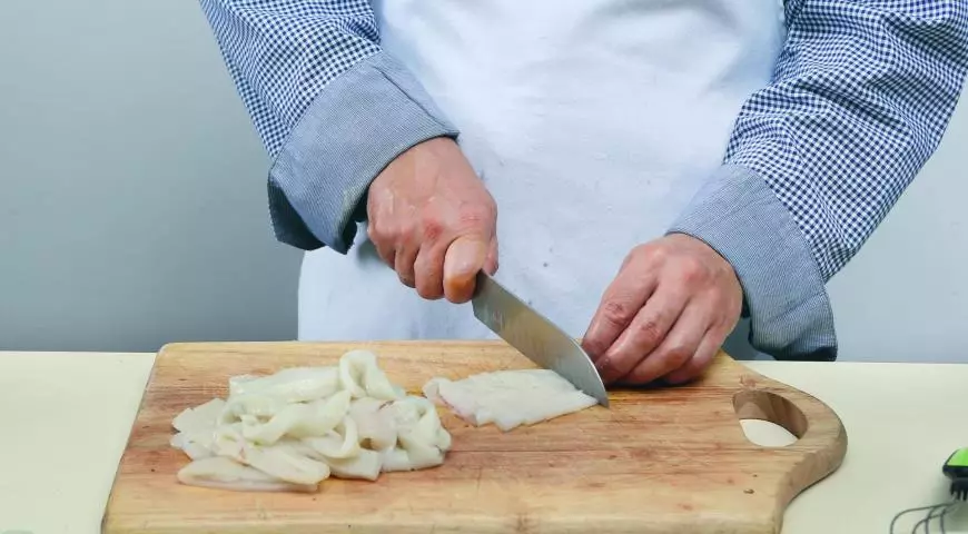 Foto de stock Receita de cocina: ensalada de lura con arco de Crimea, paso número 2