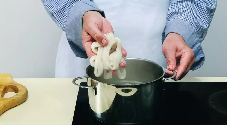 Foto de stock Receita de cocina: ensalada de lura con arco de Crimea, paso número 3