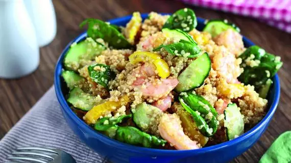 Warmsalate mit Cruros oder Bohnen - eine ausgezeichnete Alternative zu einem traditionellen Abendessen. Darüber hinaus wird ein Gemüsesalat in einem Schüssel kombiniert und heiß mit einer Beilage, was bedeutet, dass Sie weniger kochen. Cino (Quinoa) - Altes Getreide aus Südamerika, "Göttliches Getreide"