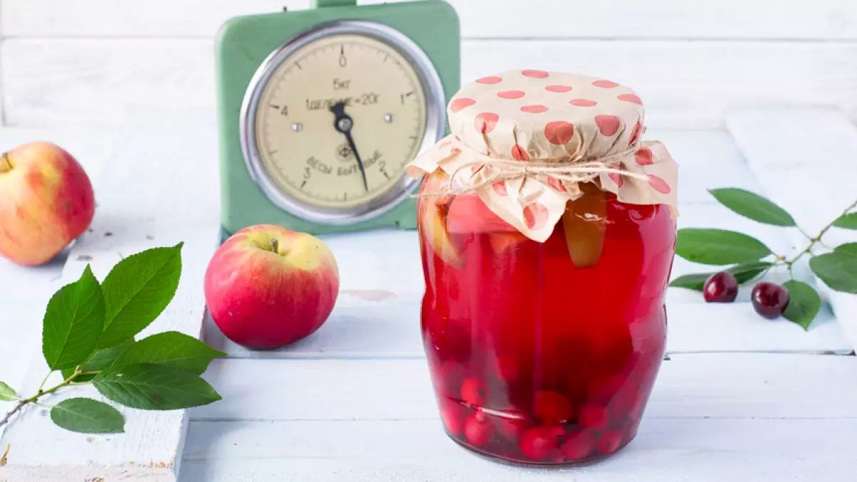 Compote fun igba otutu lati ṣẹẹri ati awọn apples, scata