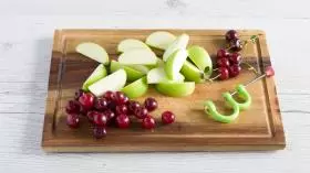 קאַמפּאָוט פֿאַר ווינטער פון טשעריז און apples, שנייַדן apples