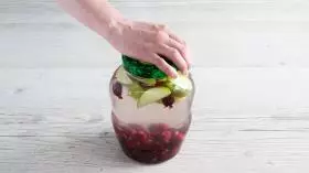 Compote cho mùa đông từ anh đào và táo, đặt trái cây vào bình