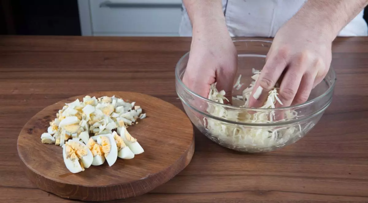 Blekksprut salat, mais og kål, egg kuttet i kuber