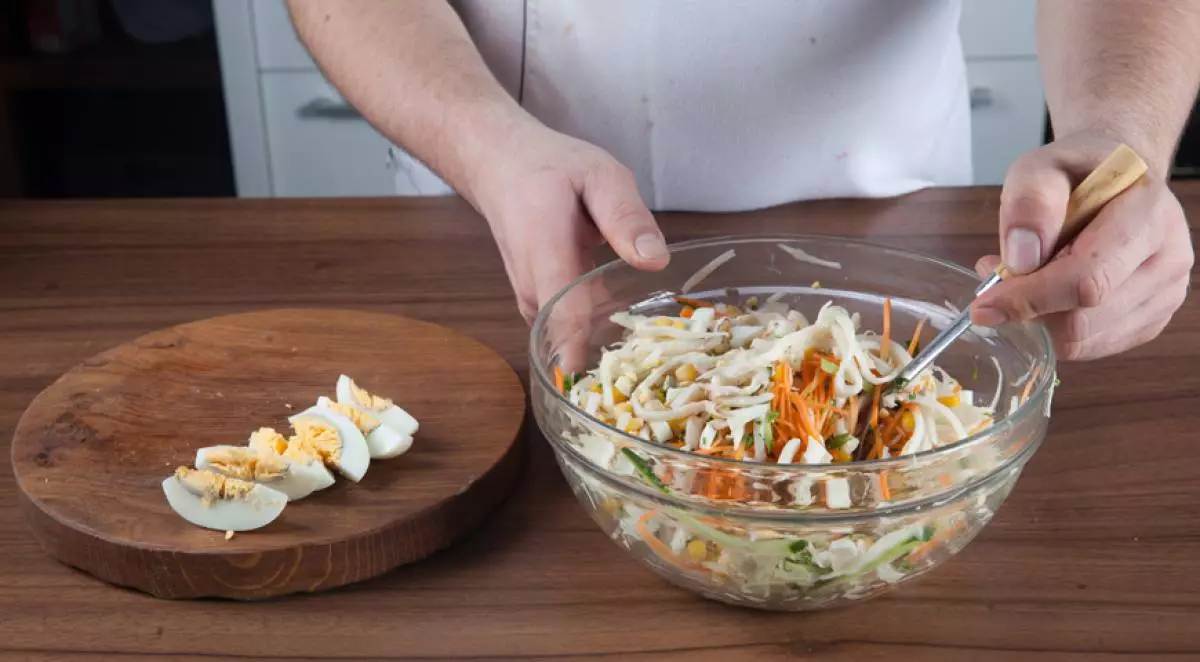 Salat fra blekksprut, mais og kål, legg til ingredienser til bollen med blekksprut